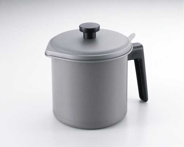 注いだ油が下に垂れず、中に戻る二重注ぎ口なので収納場所が油で汚れにくい。使用後の油をろ過できる活性炭カートリッジ付きなので、使った油をきれいなまま再利用出来ます。時間のかかるろ過も放っておくだけ、簡単。※活性炭フィルター1コ付き。●品番：S...