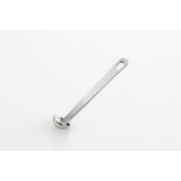 卓上で汁の多いお惣菜や佃煮をすくって取り分けるのに便利なレードル。ラー油などの調味料やタレを掛けるのにもおすすめです。●品番：YJ2813●本体サイズ（mm）：幅20×奥行110●本体重量（g）：8●材質：本体：18-8ステンレス●生産国：日本