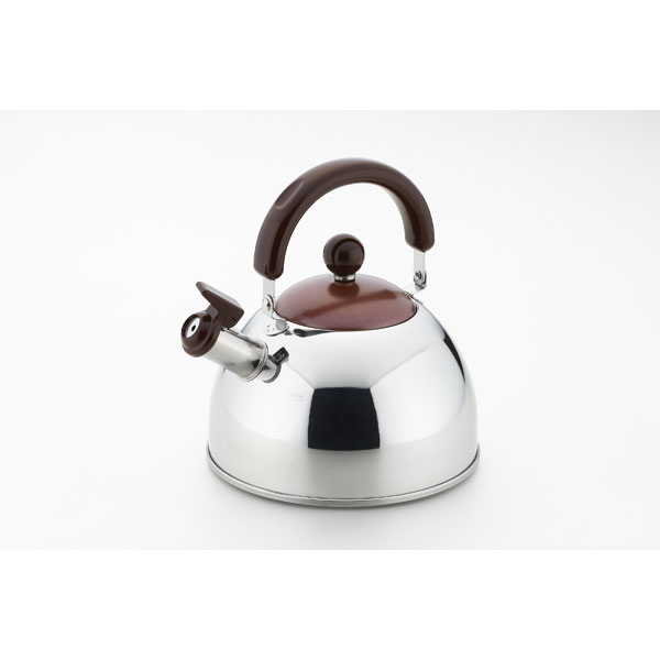 笛吹きケトルにショコラカラーを色付けしました。ガス火にもIHにも安心してお使いいただけます。新潟県燕三条製。●全長(mm):225●全幅(mm)：195●全高(mm)：220●本体重量(g)：560●満水容量(ml)：2500●材質:側面・...