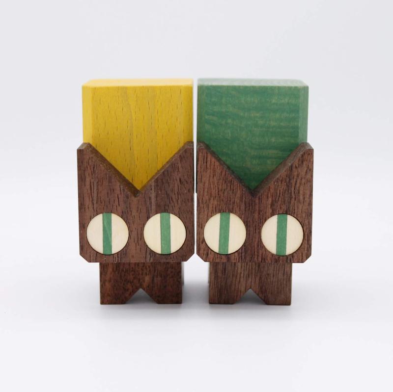 おもちゃのこまむぐ ネコブロック2体セット・ネコモチーフのデザイン性の高い木製の積み木です。ネコの可愛らしい姿と鮮やかな色合いが子どもの興味をそそります。・仕様用途：ネコ型の積み木とカラフルな積荷を使って、何通りにも積み方が楽しめます。知育...