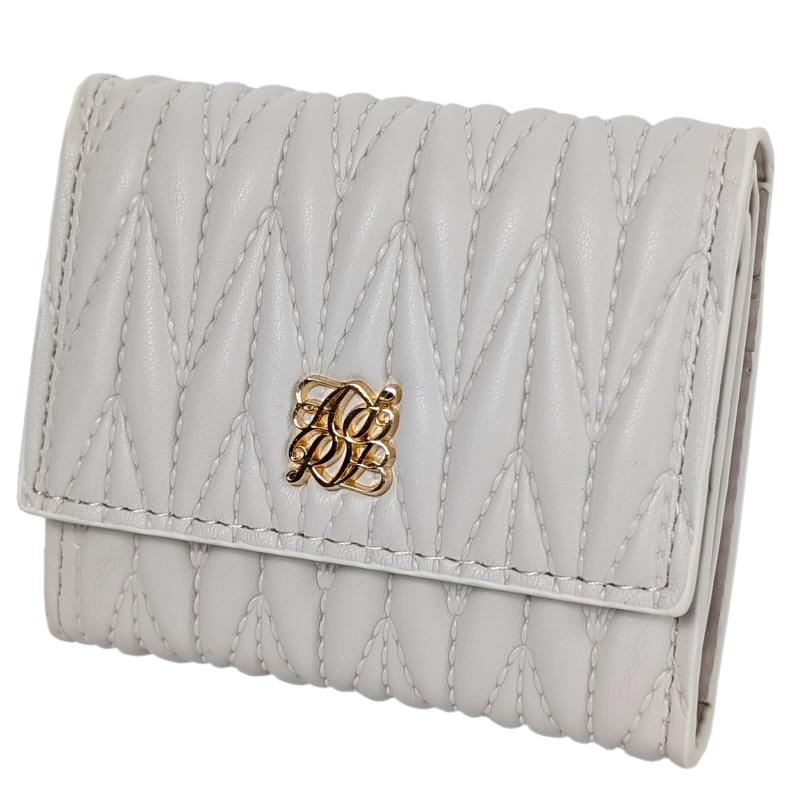 [クロスマーベリー] キルティングウォレット ミニ財布 ボックス型小銭入れ 使いやすい 三つ折り財布 手のひらサイズ R66キルティングが上品で高見えする大人可愛い三つ折り財布。ボックス型の小銭入れは見やすく取り出しやすい。縦横どちらからで...