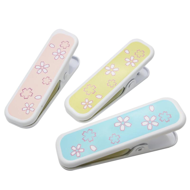 [Eilama] 着物クリップ ハンディクリップ 着付け 3個セット 和装 浴衣 衿止め 着物 袴 帯結び 松竹梅 椿 桜 猫柄 成人式 お宮参り 七五三 花火大会【かわいいデザイン】とっても可愛い模様の着物クリップ3個組です。色違いの花柄...