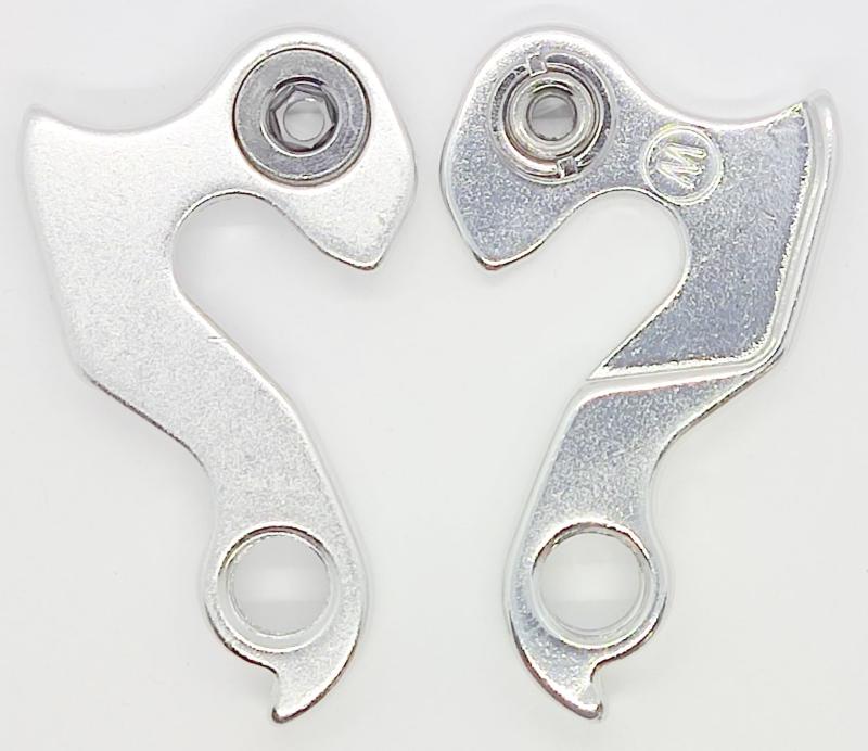 ディレーラーハンガー 38 for Bianchi1個あたりの価格です(取付ネジ付属)。取付部に歪みがあると取り付け出来ない場合が有ります。その場合は取付部を修正してから取り付けてください。バルク品の為、商品に小さなキズ等有る場合がございま...