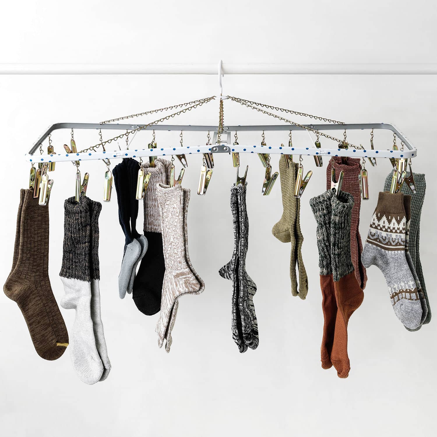 お買い物ガイド 昔懐かしい丈夫で長持ちなピンチハンガーです。さびにくく、清潔さも保てるスチール製。部屋干しの時も気分を上げてくれる、かわいらしいレトロな水玉柄が魅力です。ピンチは強力で、すべり止めもついているためジーンズや、重いマットも干す...