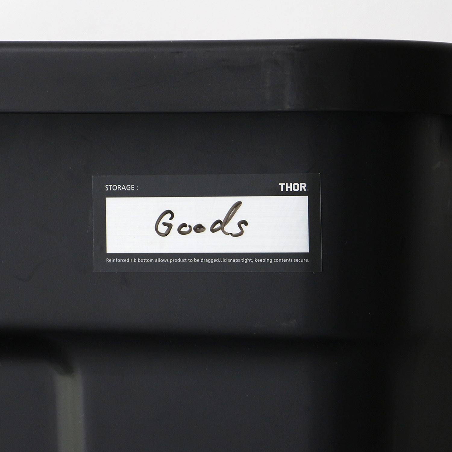 お買い物ガイド THOR(ソー)の中身を印すのにぴったりな耐水性ステッカーです。LサイズはTHORラージトートに最適なサイズ。3枚セットです。シルバーの素材に金属感と高級感を感じられるヘアライン加工を施したデザイン。油性マーカーはもちろん、...