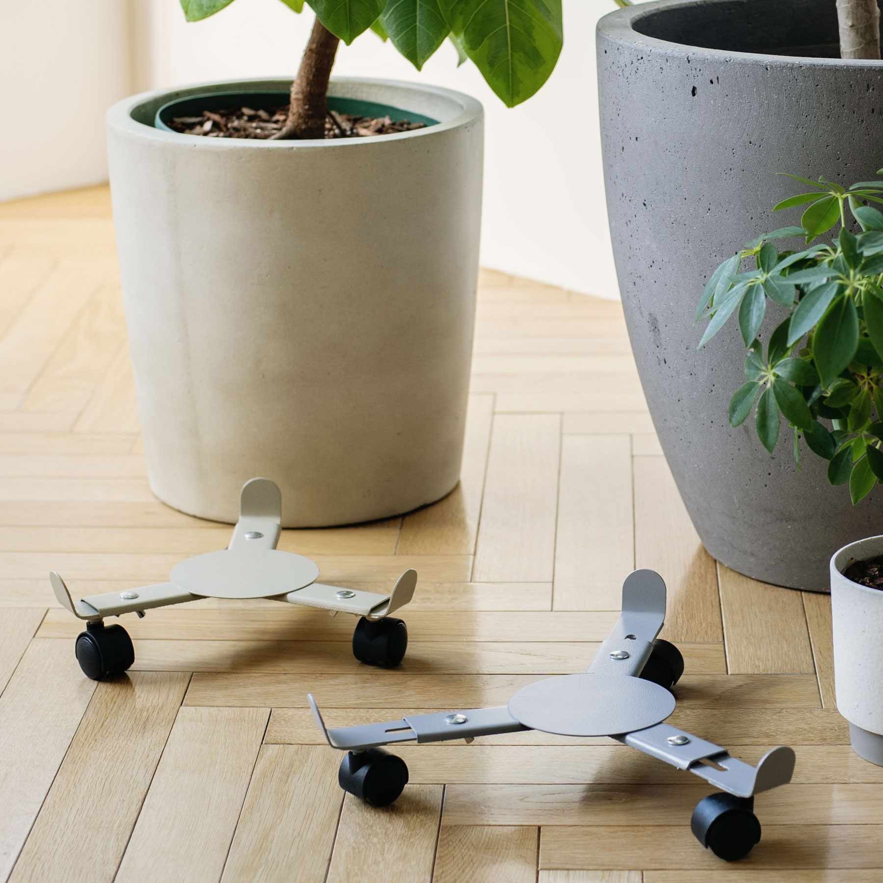 お買い物ガイド 大きな鉢にも対応できるamabro(アマブロ)のプランタースタンド。キャスター付きで植物の模様替えや一時的に動かしたい時もお手軽です。お手持ちの鉢のサイズに合わせてフックの長さを調整できます。ART STONE SAUCER...