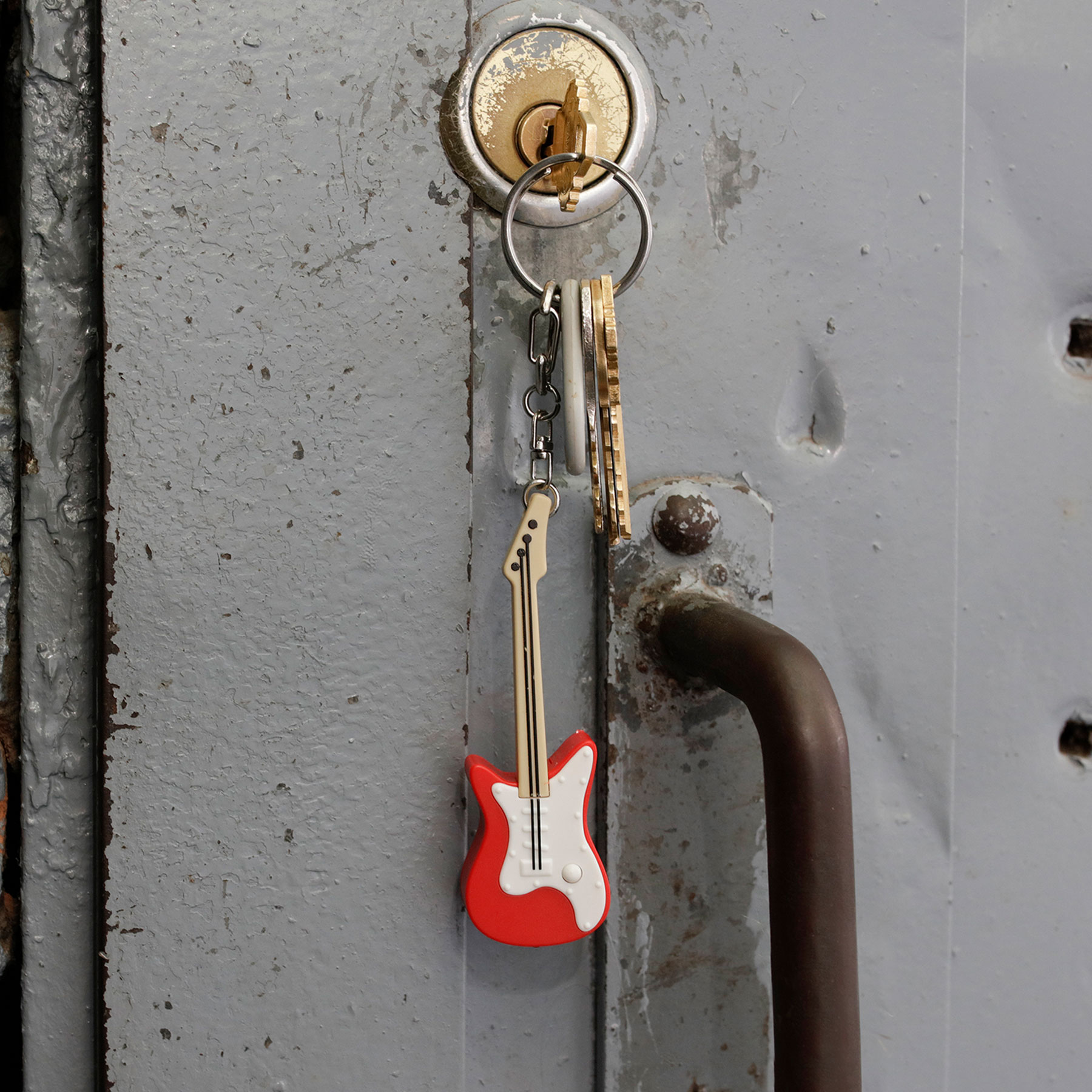 お買い物ガイド KIKKERLAND（キッカーランド）の光と音でギタリスト気分を楽しめるノイジーキーリングです。正面のピックガード部分のボタンを押すと、カラフルなライトが点灯し、迫力あるロックギターソロが流れ出します。まるでギターを演奏して...