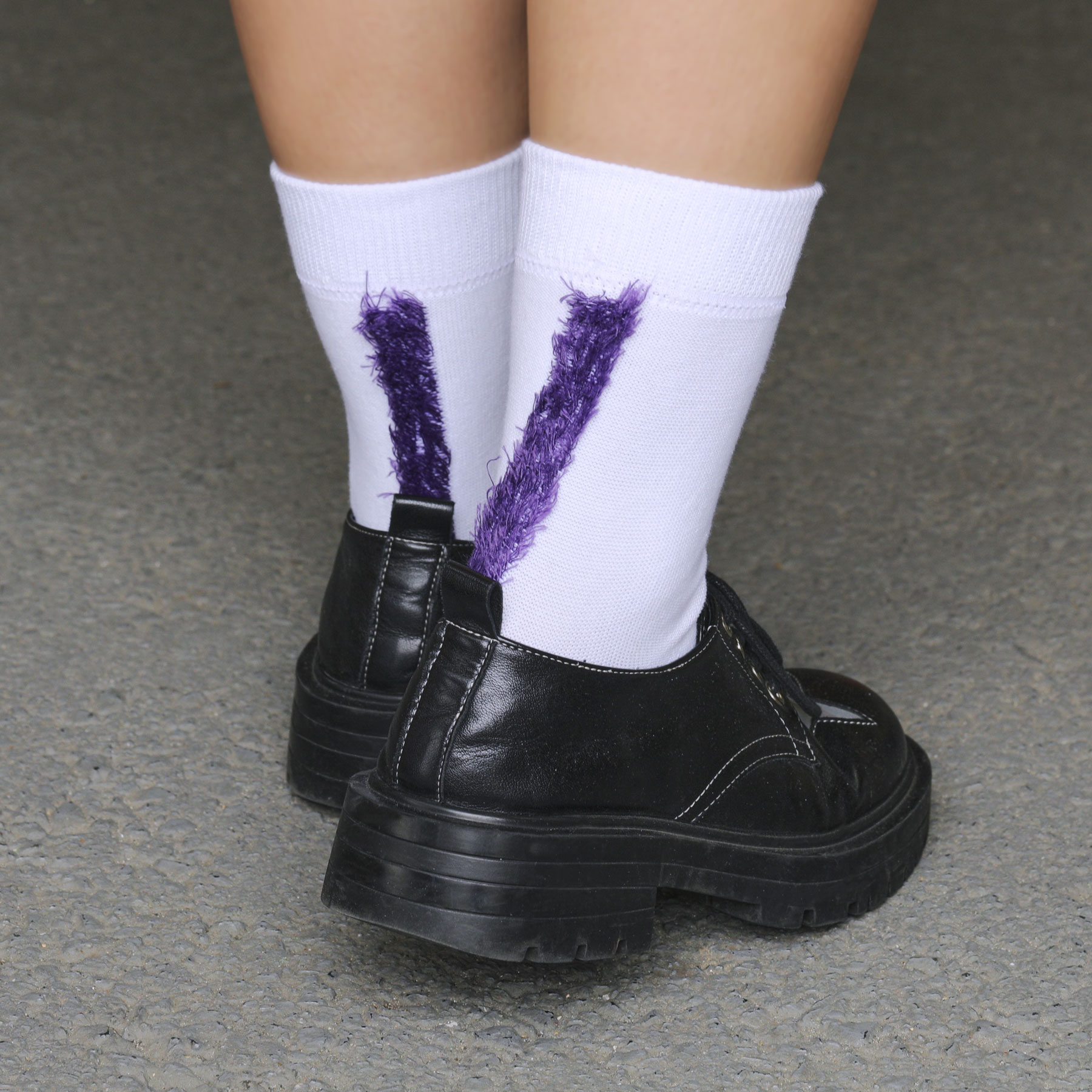 お買い物ガイド BRU NA BOINNE(ブルーナボイン)とdecka quality socks(デカクォリティソックス)のコラボで作られたモヒカンソックス。その名の通り、毛足の長い糸でモヒカンをイメージしたユニークな靴下です。足首の後...