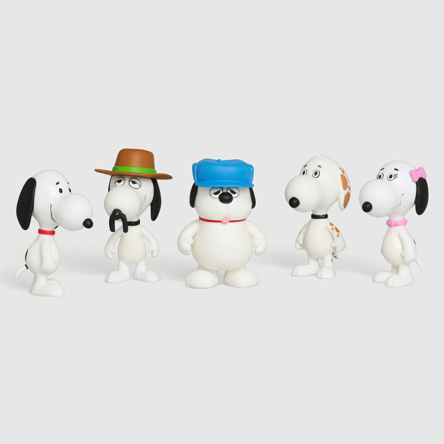お買い物ガイド PEANUTS（ピーナッツ）のコミック・ストリップに登場する「スヌーピー」の可動式フィギュア。約9.5cmの手のひらサイズながら、頭や手足を動かして自由にポージングが楽しめます。スヌーピーの兄弟たちをラインアップした全6種類...
