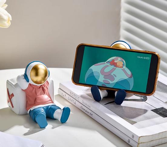 宇宙飛行士のスマホスタンドモダンでおしゃれなデザインが存在感を放ちます。プレゼントやギフトにもおすすめです。素材：樹脂サイズ・重さ　・タイプa：7.5cm×11.0cm×9.2cm / 約180g　・タイプb：6.0cm×12.0cm×12...