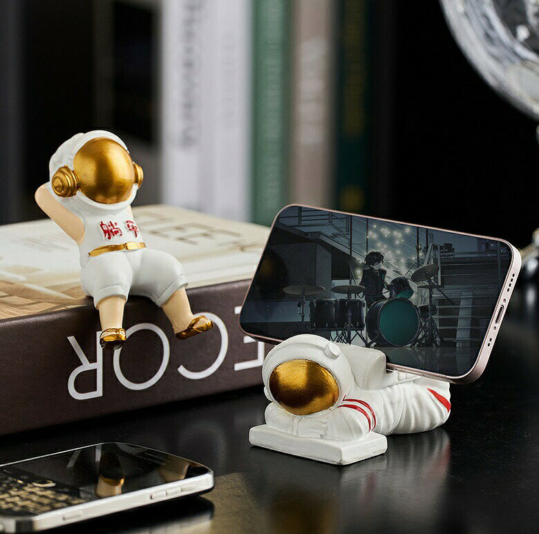 宇宙飛行士のスマホスタンドモダンでおしゃれなデザインが存在感を放ちます。プレゼントやギフトにもおすすめです。素材：樹脂サイズ・重さ　・うつ伏せ：5.2cm×10.5cm×7.2cm / 約220g　・仰向け　：8.0cm×13.0cm×6....
