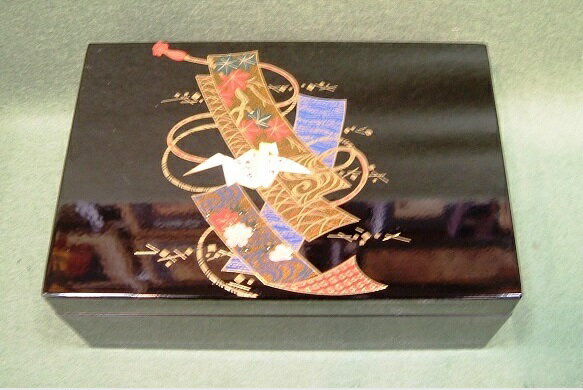 山中漆器 宝石箱 短冊折鶴 商品内容 ・漆器のアクセサリーケース。 ・伝統の山中塗。 ・ふたの裏側に鏡付き。 ・アクセサリーを保護するフェルト仕様。 材質 【素地の種類】　ABS樹脂 【表面の塗装】　ウレタン塗装 サイズ 縦90×横133×...