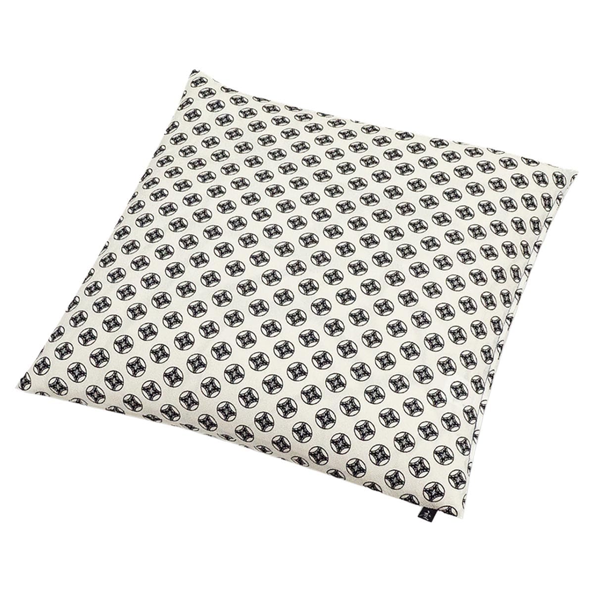 商品詳細（サイズ）■カバー素材：ポリエステル（ちりめん）100％■中材：　　素材：わた0.8kg（綿90％＋ポリエステル10％）ウレタン芯入（20mm）　　厚み：T80■カバーサイズ：W500×D500■補足：完成品／張地選択【注意事項】※...