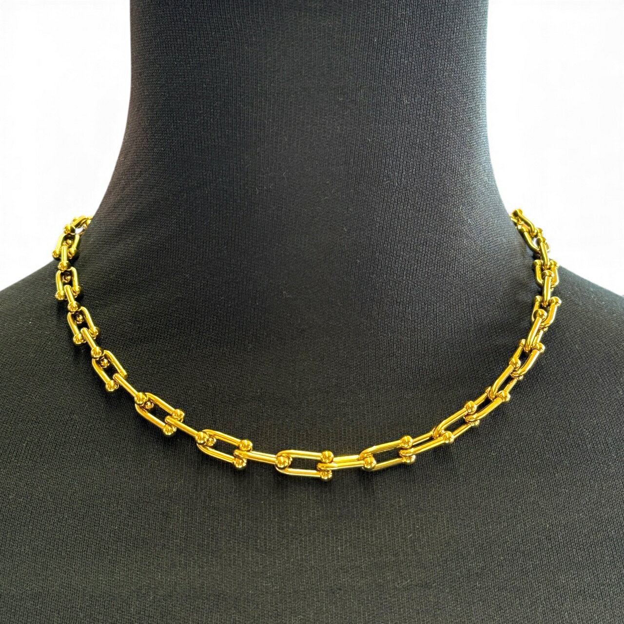 程よい存在感と繊細なデザインが魅力のスモールチェーンネックレス。 立体感のあるリンクパーツに細やかなディテールを施し、シンプルながらも高級感を演出しています。 軽やかな着け心地で、単品使いはもちろん、ボリュームチェーンとのレイヤードにもおす...