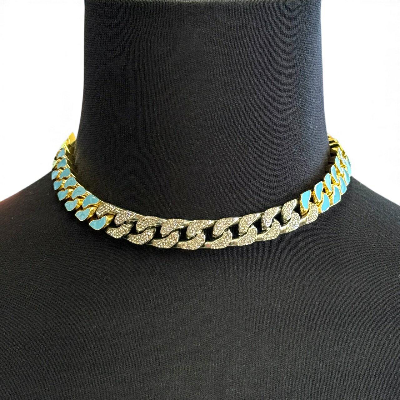 重厚感のあるチェーンに多色メッキを施し、光の角度で表情を変えるモードなアクセサリーです。 男女問わず使えるユニセックス仕様で、シンプルなTシャツやモードコーデのアクセントに◎ 1本持っているだけでオシャレの幅がぐっと広がります。 コーデにス...