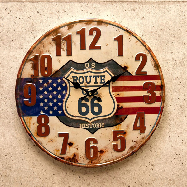 アンティーク調でシャビーなデザインのエンボスクロックです。 お部屋のワンポイントにいかがでしょうか？ Φ40 x D.3cm / 0.9kg 素材・成分：Tin単三電池1本使用