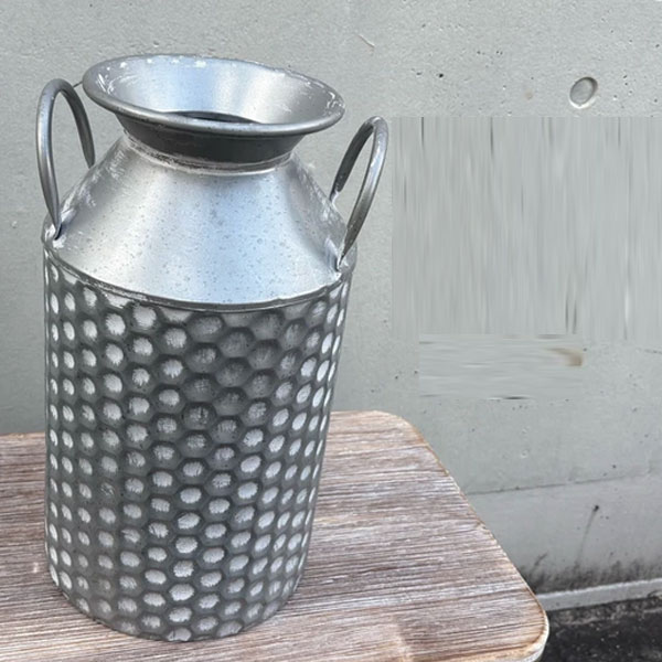 このミルク缶置物は、アンティークなヴィンテージ加工が施され、庭やインテリアに自然な魅力を加えます。 ナチュラルでおしゃれなデザインは、ガーデニング雑貨としてもインテリア雑貨としても最適です。 かわいらしい外観が特徴で、どんな空間にも調和し、...