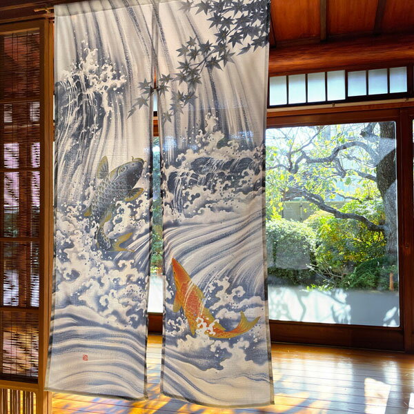 国内外で人気の和柄デザイン。 周囲と割れ目の部分が縫製されている『本縫い のれん』。 生地は柔らかく、さりげない透け感がある標準的なレース生地を 使用しています。 「のれん」の使い方はいろいろ！ 扉のない玄関土間、納戸、キッチンと部屋の境、...