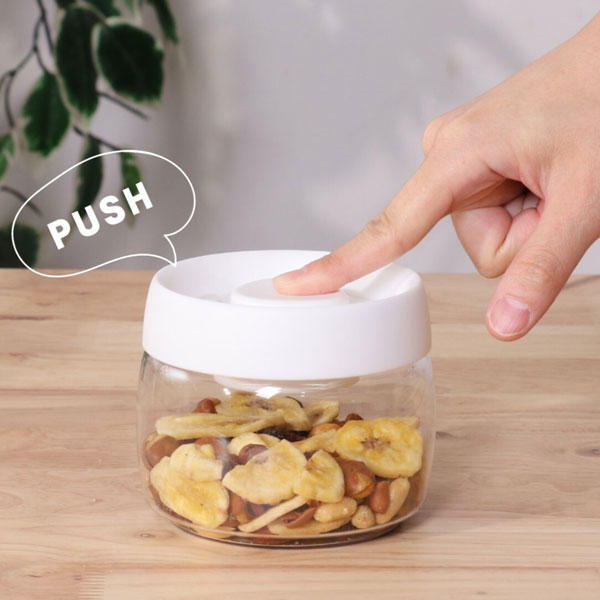 空気が抜けることで酸化や湿気を防ぎ、風味や品質を長く保つことができるキャニスターです。 フタをしっかりと閉め、真ん中の大きなボタンを複数回プッシュ！キャニスター内の空気が抜けて真空状態をつくります。 真空状態のキャニスターを開ける際はフタに...