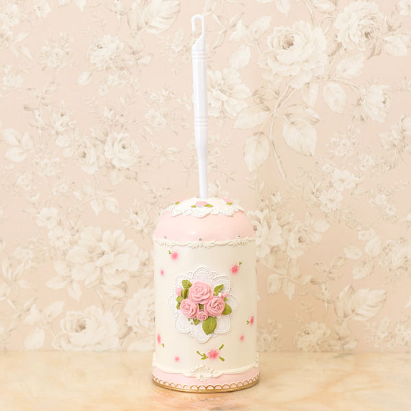 スプレンディッドローズシリーズ　トイレブラシホルダー バラの可憐なワンポイントを添えたブラシホルダー。 ホワイトのボディに映えるピンクのバラが、トイレ空間を明るく華やかにしてくれます。 *付属のブラシは「お試し用」としてお付けしております。...