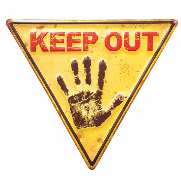 三角形にカットされたエンボスプレートです。 お店やお部屋のアクセントに是非にいかがでしょうか？ シャビーなデザイン KEEP OUT です。 約 W40 x D0.5 x H35 cm / 370 g 規格 素材・成分：Tin