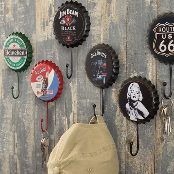 ビアーキャップモチーフの存在感あふれるマグネットフックです。 立体的なキャップ型デザインとメタルの質感が、冷蔵庫や玄関ドア、ロッカーなどに貼るだけで空間をアメリカンテイストに彩ります。マンションの鉄製ドアーにもマグネット(磁石)で簡単にくっ...