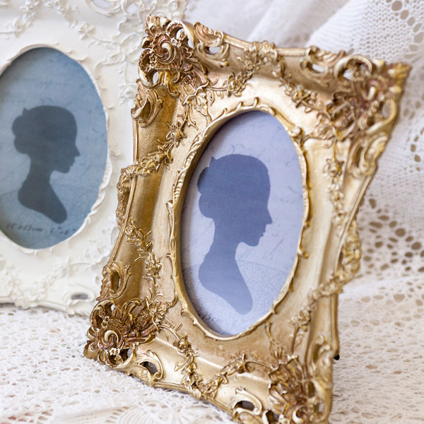 ヨーロピアン調のフォトフレームです。 細かな薔薇が散りばめられた上品なデザインです。 壁掛け、置きの両用可能です。 場所を選ばず飾ることができます。 写真サイズ：4×6 インチ（102 × 152 mm） 窓（楕円）サイズ：W8.3 x H...