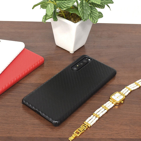 対応機種 Xperia 1 II SO-51A(docomo） Xperia 1 II SOG01(au） など シンプルなハードケース。 スタイリッシュなカーボンデザインのハードケース！ 衝撃やキズ、埃などからしっかりとスマートフォンを守...
