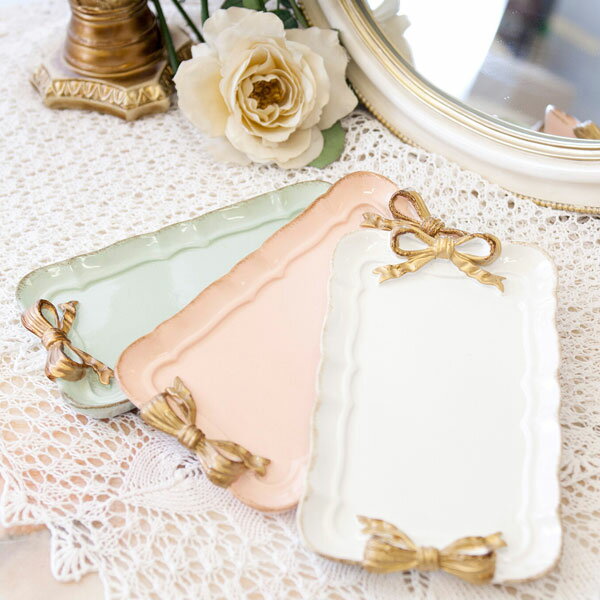 かわいいパステルカラーのトレイです。 サイドのゴールドリボンがワンポイント！ アクセサリーや小物などをオシャレに飾ってみてはいかがでしょうか。 金で縁取られた可愛らしいシリーズです。 約W20.5 x D12 x H2 cm 素材・成分：レジン
