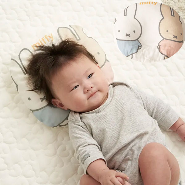 「ミッフィー」は、オランダの絵本作家・グラフィックデザイナーのディック・ブルーナが描いた絵本の主人公です。 ミッフィーとメラニーがデザインされたかわいいベビー用のまくらです。 【お医者さんが推せん　赤ちゃんの頭をやさしく支えるドーナツ(R)...