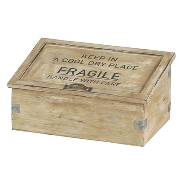 外国でドリンクボトルなどを入れていた 古いヴィンテージ木箱をアレンジしたイメージの 木製品シリーズ FRAGILE HANDLE WITH CARE=こわれものにつき取扱注意 という意味のプリントと コーナーのメタルパーツがアクセントとなっ...