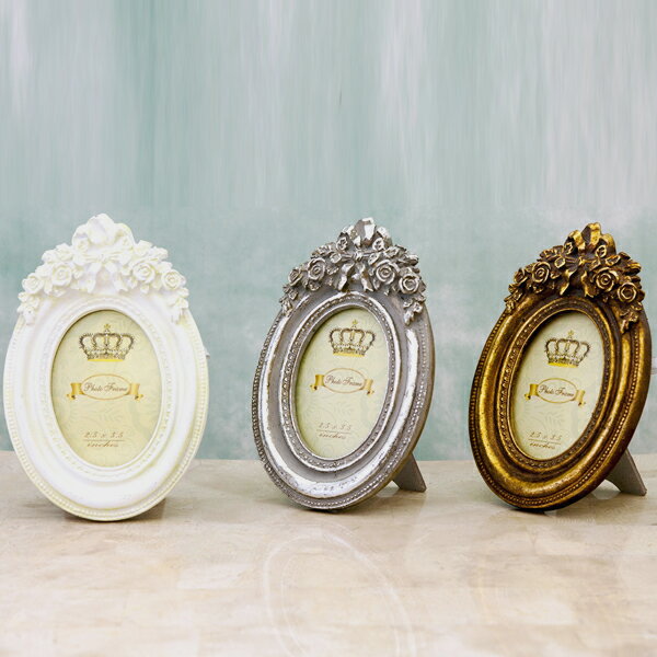 アンティーク調フォトフレーム、ロイヤルサロンシリーズです。 思い出の写真を上品にお部屋に飾ってみてはいかがですか？ 大人のインテリアアイテムとしてオススメです。 3色展開でお部屋に合わせやすく、どこに飾っても合いそうです。 記念の贈り物にも...