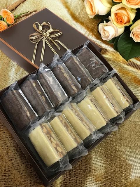 商品詳細 名称 エンガディナーのセット 原材料名 【エンガディナー　プレーン】砂糖（国内製造）、小麦粉、マーガリン、乳等を主要原料とする食品、クルミ、アーモンドパウダー、アーモンド、水あめ、はちみつ、ココナッツ加工品、牛乳、食塩/乳化剤、加...