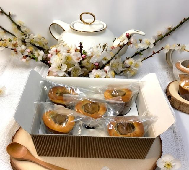 商品詳細 名称 梅のカップケーキ 原材料名 梅酒漬梅（国産梅、砂糖、連続式蒸留焼酎、ブランデーベースリキュール）、砂糖、小麦粉、マーガリン、鶏卵、アーモンドパウダー、レモン汁/増粘多糖類、膨張剤、香料、乳化剤、着色料（ベニバナ、クチナシ）、...