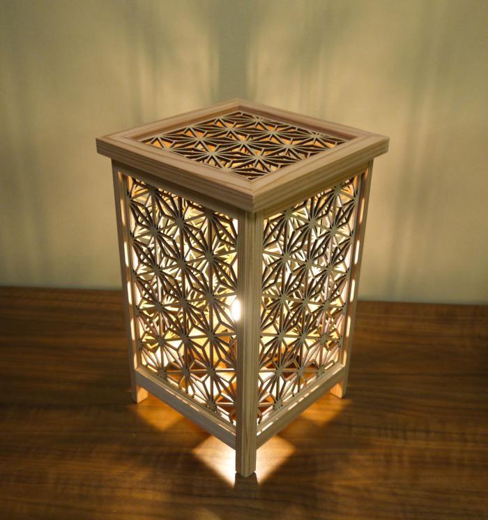 LAD-1802　レーザー行灯「趣」　　Mサイズ　麻の葉組子模様 レーザー加工で組子模様の行灯を製作しました。【送料無料】組子行灯・大川組子・手作り行灯・旅館、ホテル、飲食店、新築祝い、贈答品としてお薦めです。 ☆☆☆精密技術と手加工で伝統...