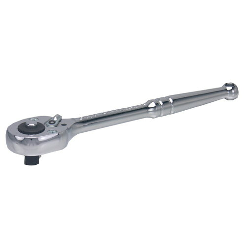 差込角(mm)全長(mm)ヘッド幅(mm)重量(g)12.7(1/2)25544505コンパクトなヘッド部と、強靱で歯数の多いギヤを採用。テーパーグリップ部は手入れが簡単で、いつまでも美しさを保ちます。グリップエンドの丸穴は、落下防止や壁掛...