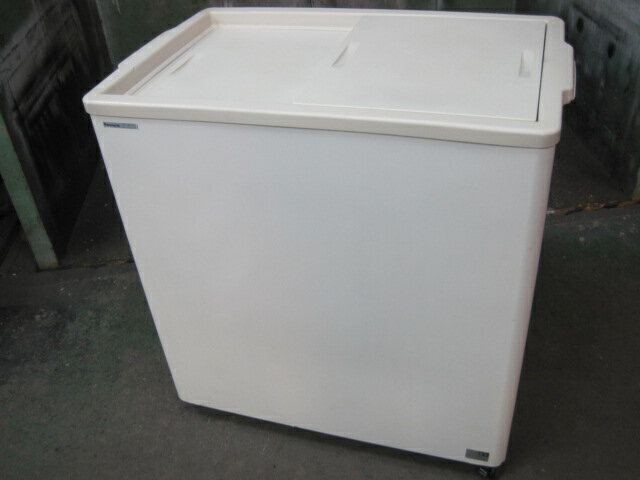 　◆◇商品詳細◇◆ 年　式：2020年製 【外形寸法】 　W776xD473(+20)xH790mm 【内容量】 　97L 【収容能力】 　200mlアイス：192個 【庫内温度】 　-20℃ 【消費電力】 　単相100V　50/60Hz ...