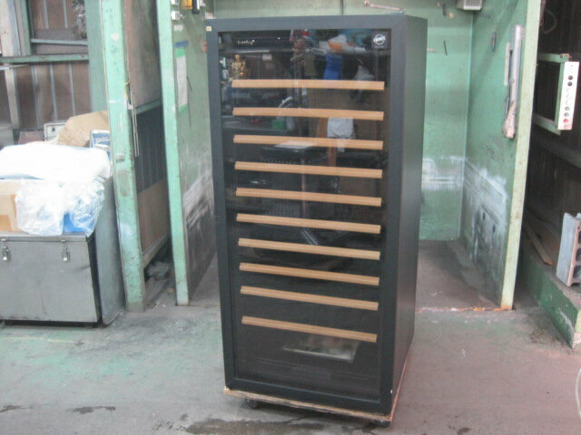 　◆◇商品詳細◇◆ 年　式：2022年製 【外形寸法】 　W680xD690xH1480mm 【内容量】 　356L 【収容本数】 　140本 【庫内温度】 　9〜15℃ 【消費電力】 　単相100V　50/60Hz 　69/78W 【重量...