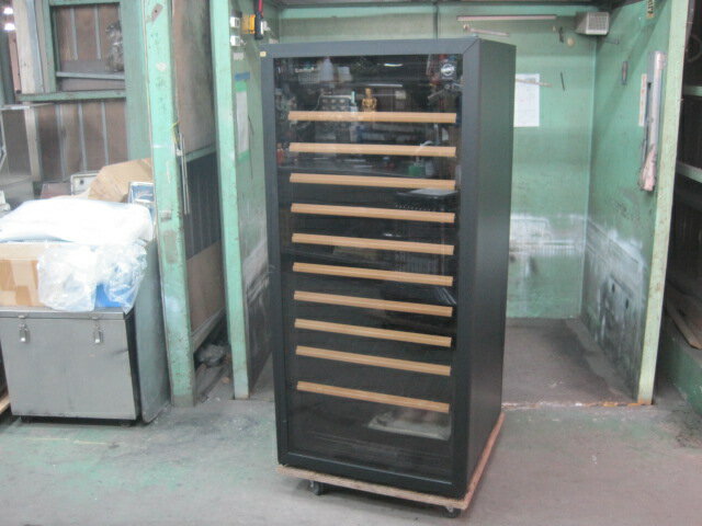 　◆◇商品詳細◇◆ 年　式：2022年製 【外形寸法】 　W680xD690xH1480mm 【内容量】 　356L 【収容本数】 　140本 【庫内温度】 　9〜15℃ 【消費電力】 　単相100V　50/60Hz 　69/78W 【重量...