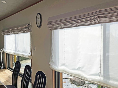 メカはトーソーのクリエティループレスです。 ループ状の操作チェーンやコードがないので、 小さなお子さまのいるご家庭でも安心安全です。 上下に開閉するので、ペットのいたずら対策にも有効です。 カーテンの生地を確認したい場合は生地サンプルをご請...