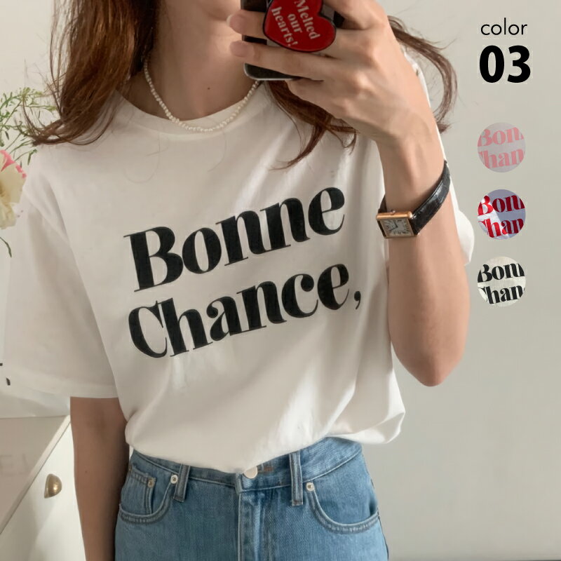 ロゴのインパクト抜群。半袖ロゴTシャツ。 正面の大きなプリントが目を惹きます。 肌触りの良い素材なのでスッキリ着られる。 シンプルにデニムと合わせるだけでもグッとお洒落な印象に。 アウターとも相性が良く、幅広い着こなしに活躍する優秀アイテム...