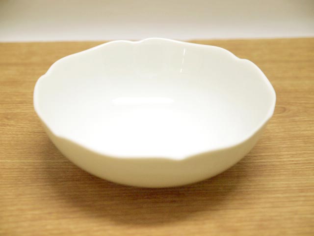 ↑の画像の見かたについてはコチラ！ 【サイズ】約14.2×H約4.6　満水容量：380ml　重さ：約205g 電子レンジ・オーブンOK！ 日本製 独特の縁が可愛いミニボウルです♪ 取り皿や1人用のサラダボウルにピッタリ！ ヨーグルトやちょっ...