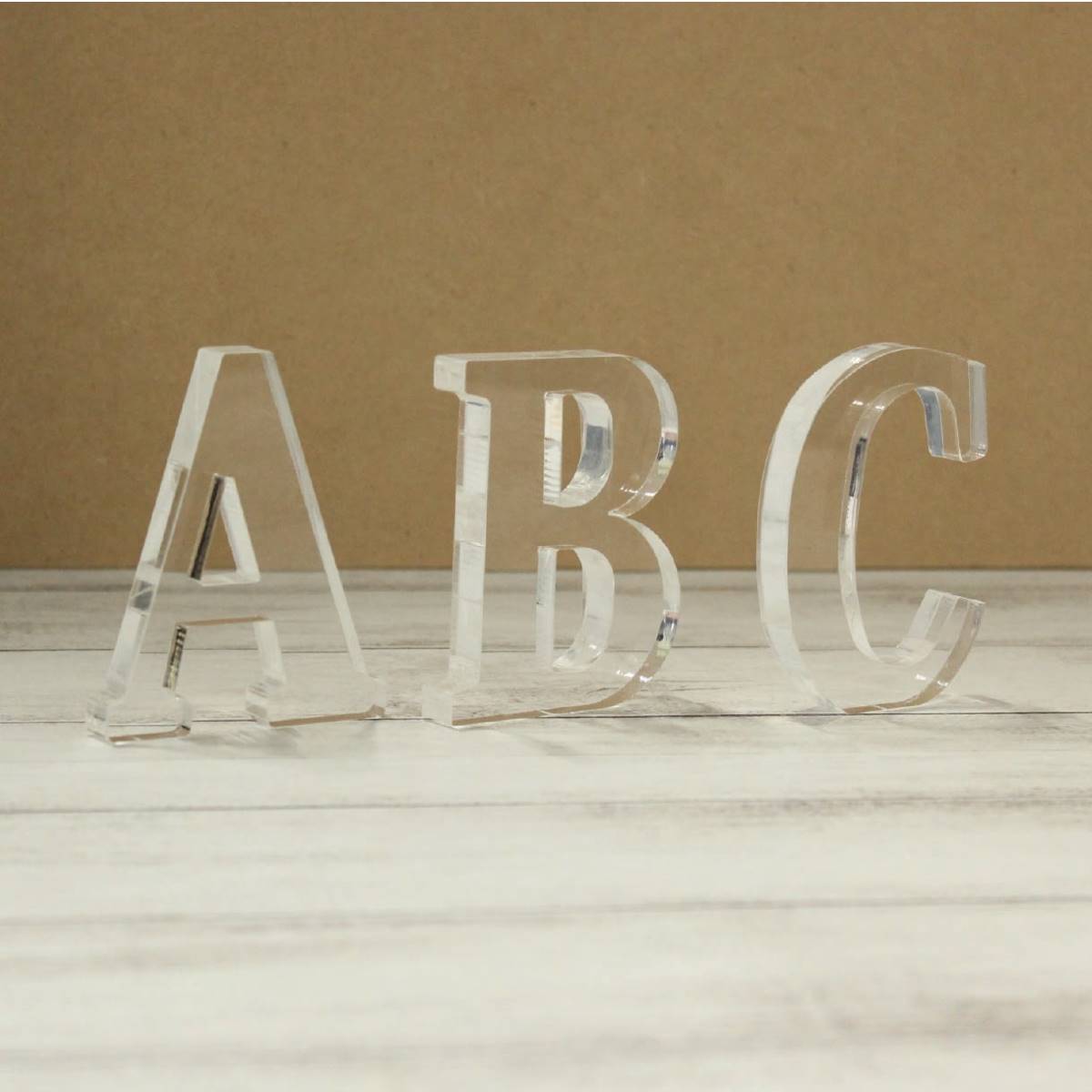 アクリル製　厚み10mmのアルファベット文字スタンド。 安心の国産製造です。 自立するため部屋のインテリアやお店のディスプレイなどに最適です！ 特殊レーザーでカットしているため断面のクリアが際立ち高級感な仕上がりに。 アクリル素材はシンプル...