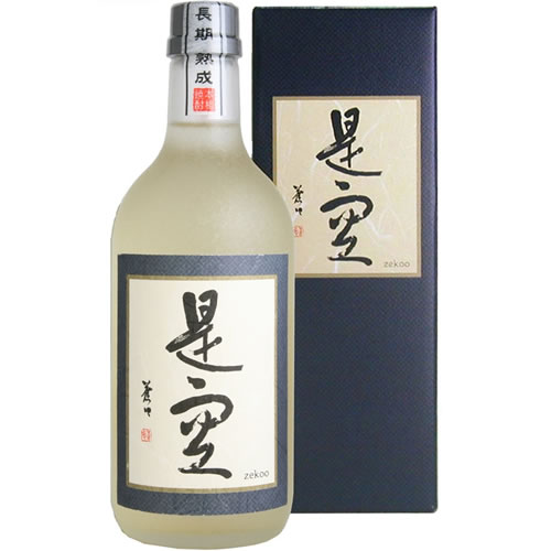 厳選された大麦から造られた本格焼酎を4年以上長期熟成させた至高の逸品です。 樽とかめの中で熟成を重ねた原酒は、深い味わいとまろやかさを獲得し「是空」となります。 その味、香り、酔い心地、どこまでも広く、深く、まさに是（これ）空。 ■原料:麦...