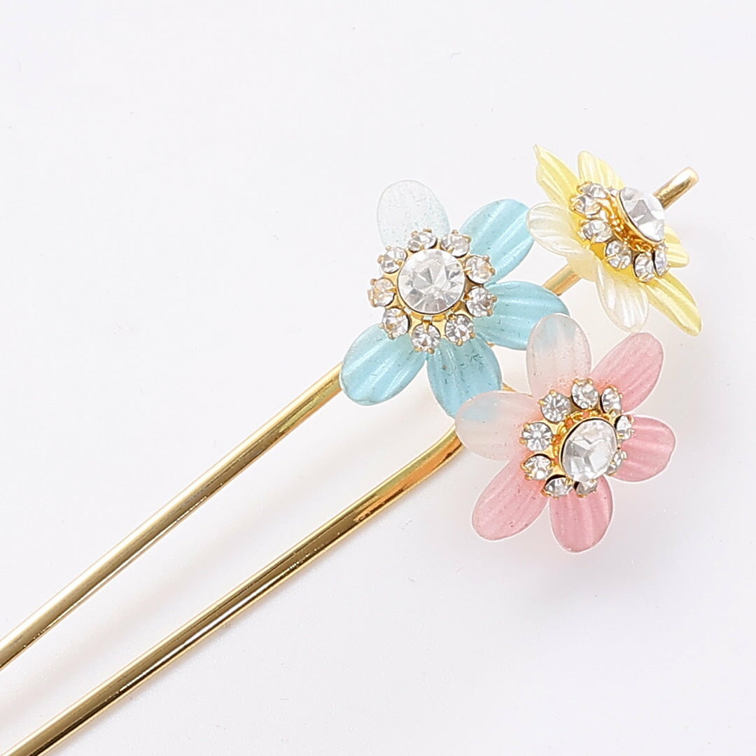 こちらの商品は、花簪です。水色やピンク系の配色で、透明感のある花が表現されています。洋装にもなじむアイテムです。花びら1枚欠けています。お正月などの行事はもちろん、成人式や結婚式の髪飾りと重ねて使用してもよさそうです。■商品情報【商　品】髪...