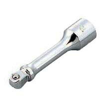 TONE(トネ)の一覧はこちら●差込角9.5mm(3/8inch)●出力角9.5mm(3/8inch)●差込角●構造用鋼●ラチェットハンドルに装着しソケット長を延長。●首振りタイプのエクステンションバーは深くて狭い個所の作業など、ハンドルが...