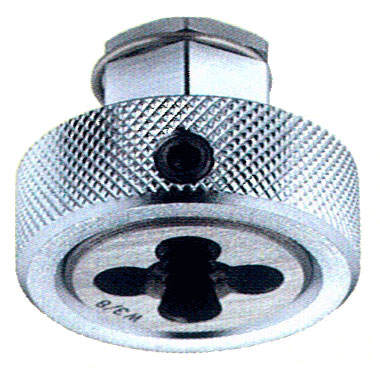 TOP(トップ)の一覧はこちら電気・空調設備機械設備建設作業等保全全般に。工具接続タイプ(17mmソケットの12角に対応・落下防止用リングバネ付)狭い場所・深いところで使い分けができます。17mm六角付の為、ラチェットレンチやメガネレンチ等...
