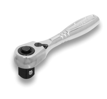 TONE(トネ)の一覧はこちら●差込角9.5mm(3/8inch)●差込角●構造用鋼●ボルト・ナットの締付け・緩め作業用。●ヘッド部が小さく全長が短いため狭い箇所での作業に最適です。ソケットホールド機構でワンプッシュ操作でソケット交換できま...