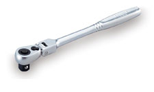 TONE(トネ)の一覧はこちら●差込角12.7mm(1/2inch)●差込角●構造用鋼●ボルト・ナットの締付け・緩め作業用。●コンパクトなヘッドの首振りタイプで、手の届きにくい狭い箇所での作業に最適です。ソケットホールド機構でワンプッシュ操...