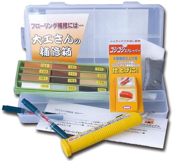 キャンディルデザインの一覧はこちら【特長】施工現場に一つあると便利な補修キットです。フローリングや建具のちょっとした小さなキズを手軽に補修することができます。作業性の優れたシェラックつや消しスティックが12本入っており、付属のホットナイフで...